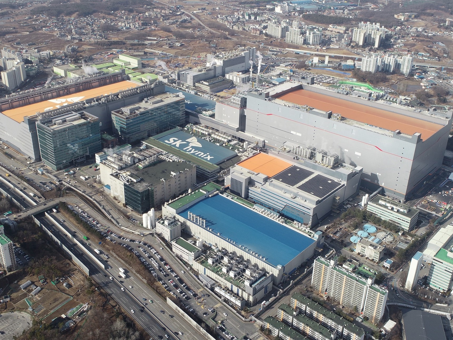 SK하이닉스, EUV 생산시기 ‘M16’ 준공…최태원 “더 큰 미래 꿈꿀 수 있어”